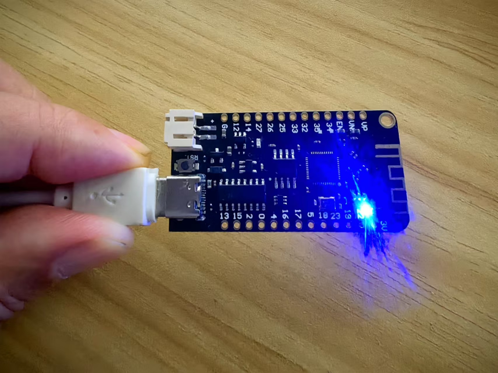 【花雕学编程】Arduino动手做（237）---使用 ESP32 V1 Rev1 自身的热点来创建一个简易的 HTTP 服务器，并控制板载LED- Makelog(造物记)